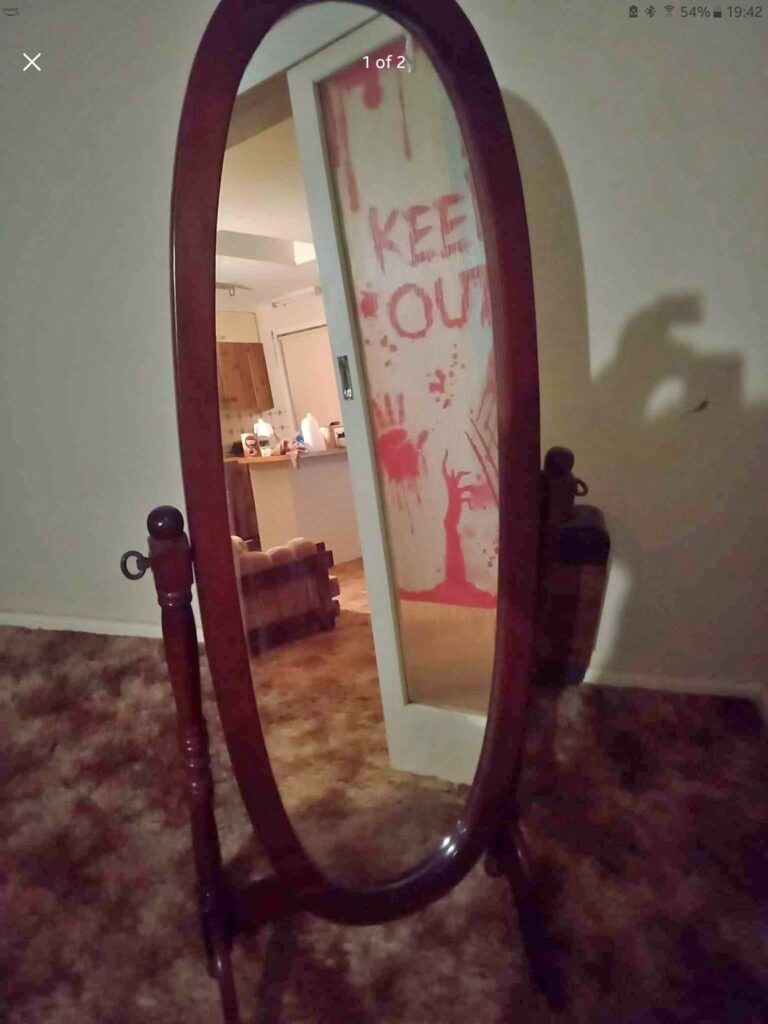 20 Times People Tried Selling Mirrors and Accidentally Became Comedians ...